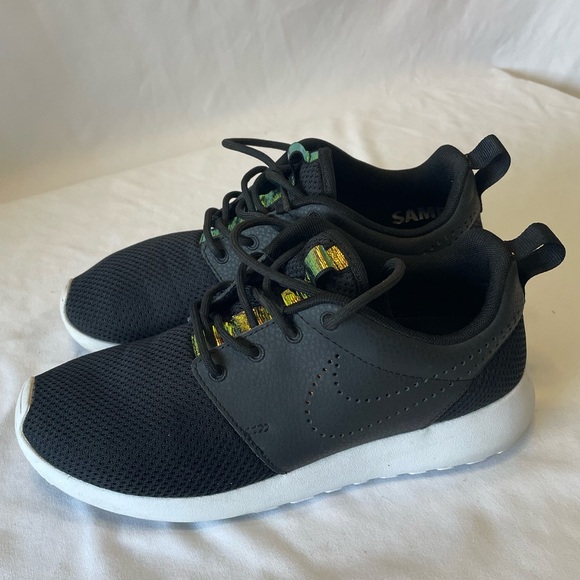 Nike | Shoes | Nike Roshe One Black Sneakers With Foiling Detail And ...
